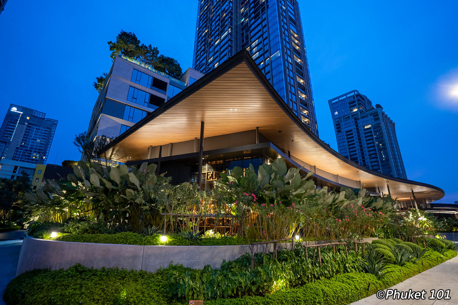 Velaa Sindhorn Village - PHUKET 101