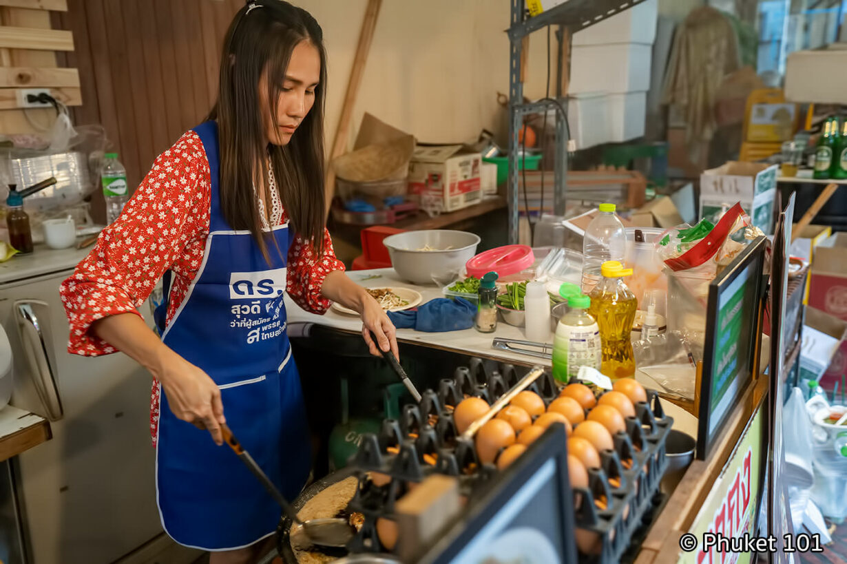 Ong Ang Walking Street - Dining By Ong Ang Canal In Bangkok Chinatown