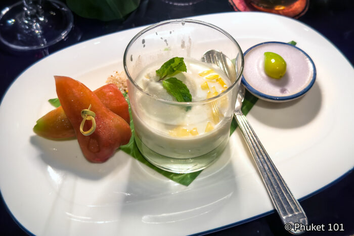 Saffron Dinner Cruise by Banyan Tree Bangkok - PHUKET 101