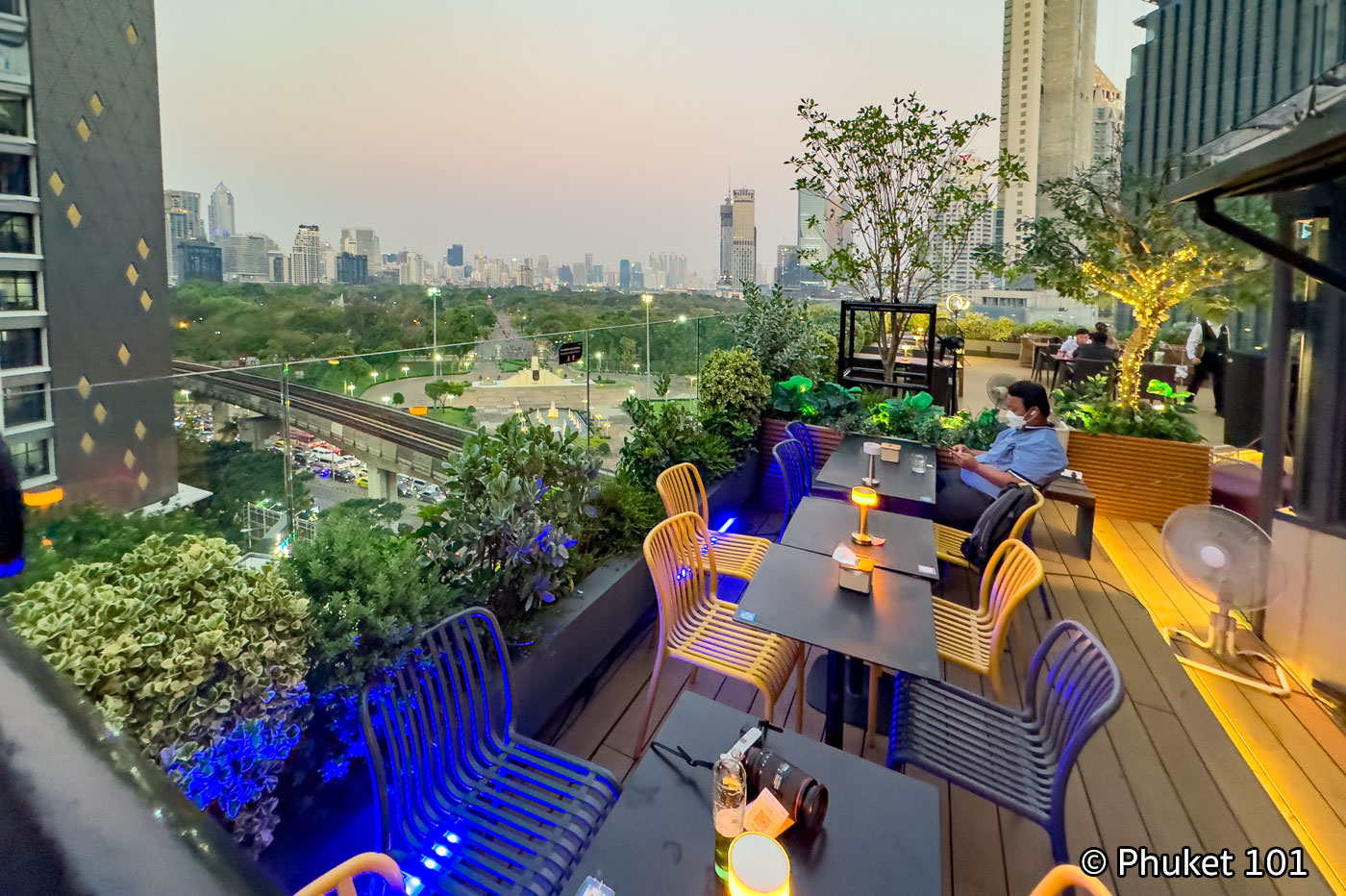 Throwback Rooftop Bar - PHUKET 101