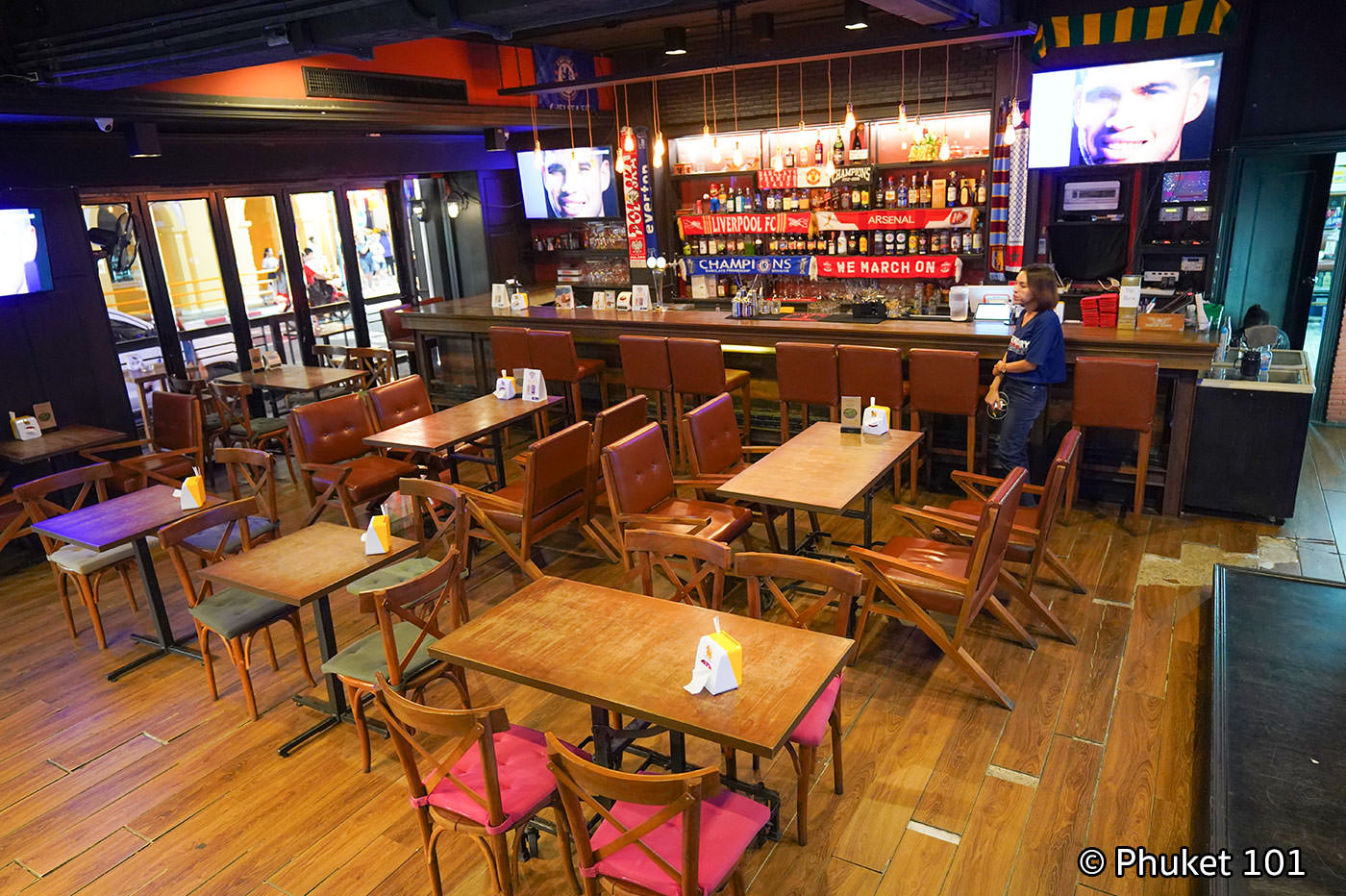 Cue Bar in Phuket Town - PHUKET 101