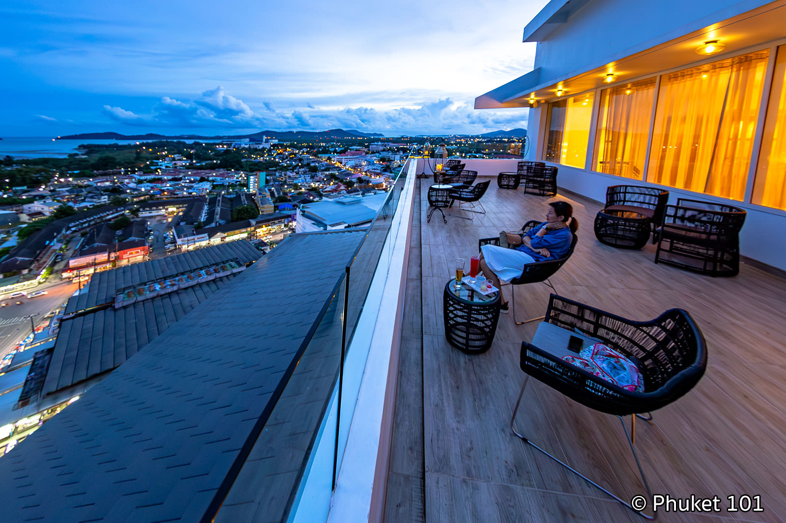 Bar y restaurante en la azotea Estrella del Novotel Phokeethra - PHUKET 101