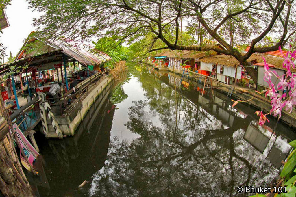 Bang Nam Phueng Floating Market - A Small Market Near Bangkok