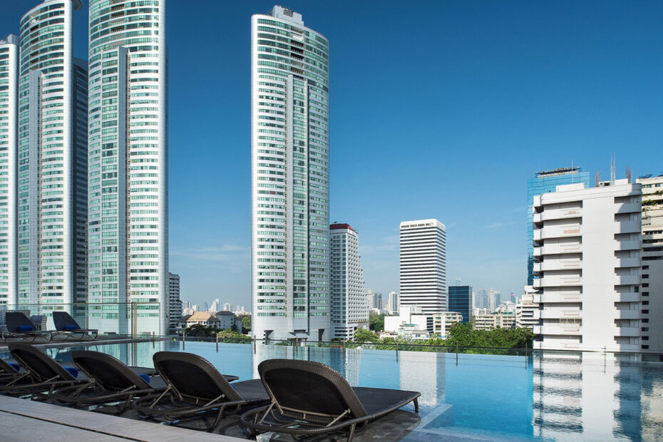 Sky On 20 - Rooftop Bar At Novotel Bangkok