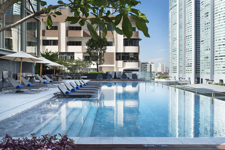 Sky On 20 - Rooftop Bar At Novotel Bangkok
