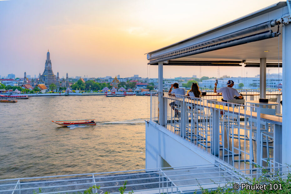 EAGLE NEST Rooftop Bar – Riverside Bar mit Blick auf Wat Arun und ...