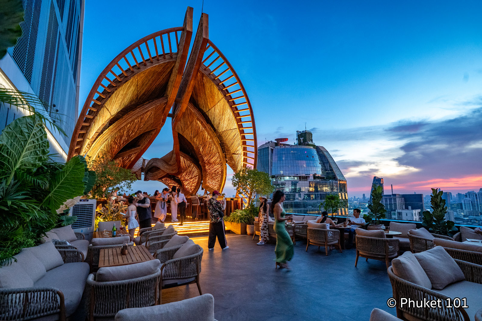 Sanctuary Bangkok — бар на крыше отеля InterContinental