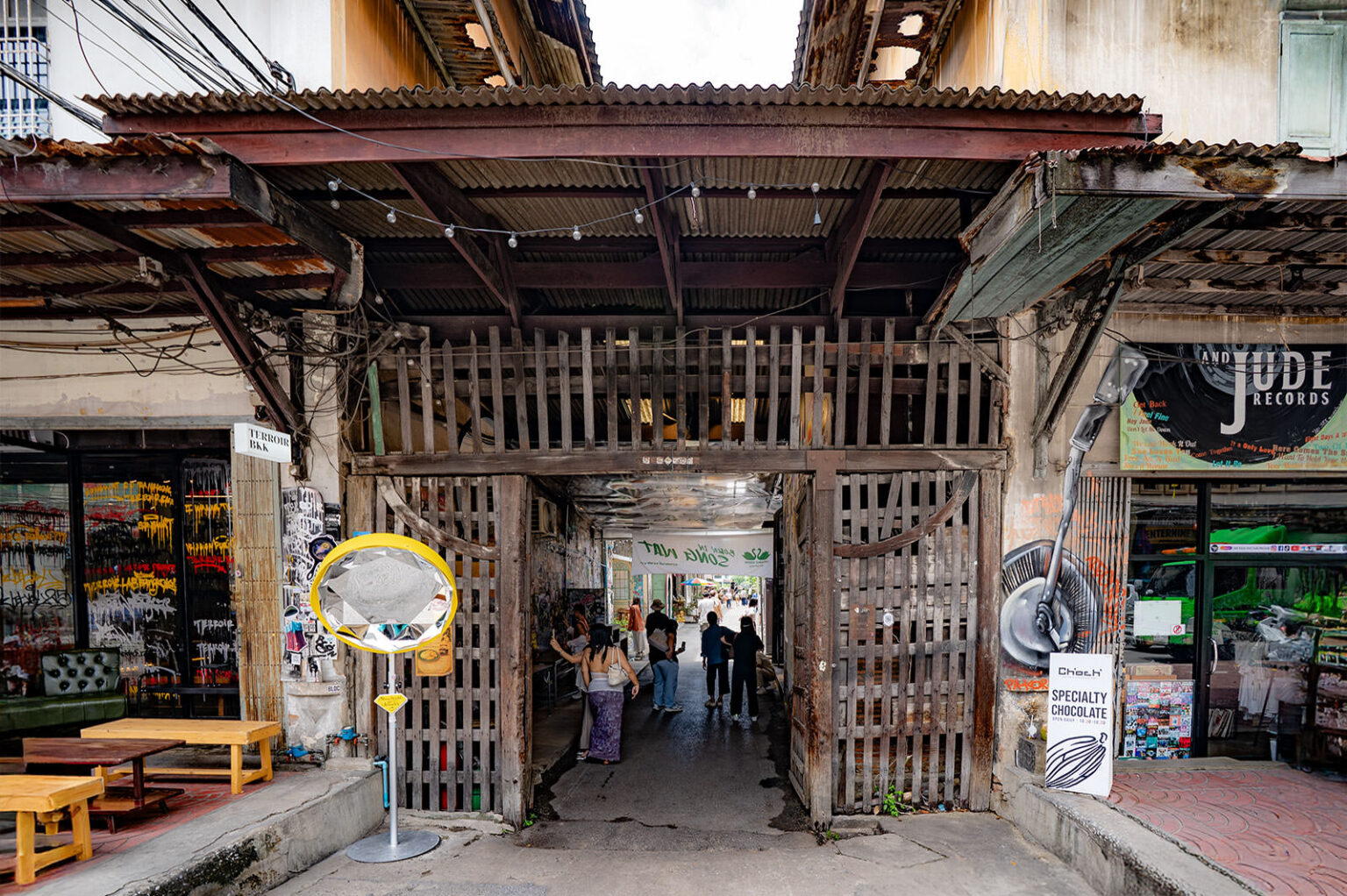 Song Wat Road - A Walking Guide