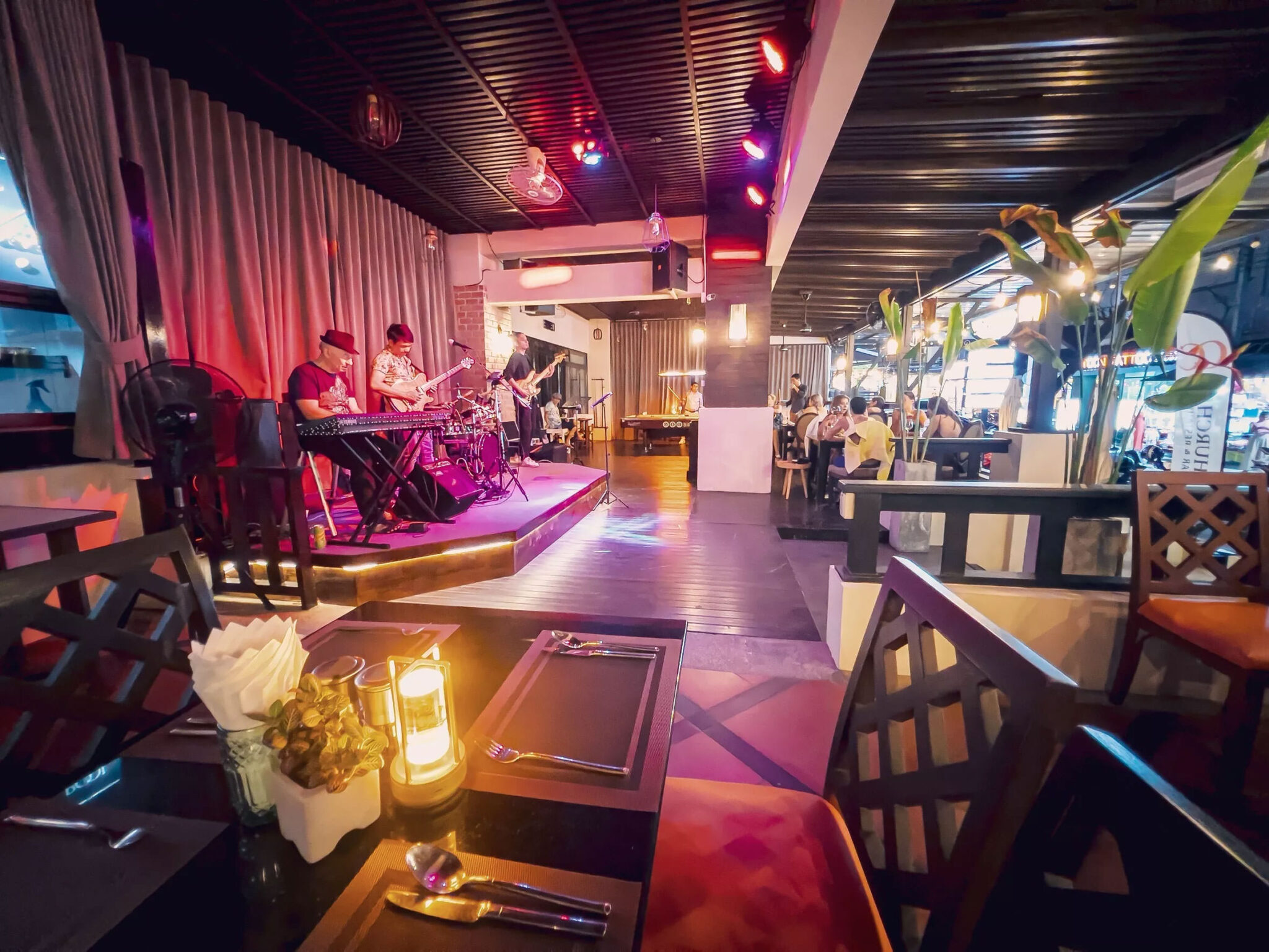 Churchill Bar And Restaurant - PHUKET 101